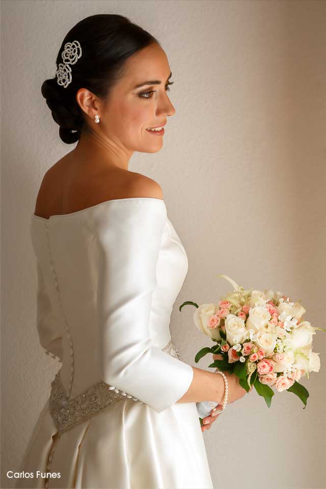 Esther posa con su precioso vestido de Boda - Estudio fotógrafo ...